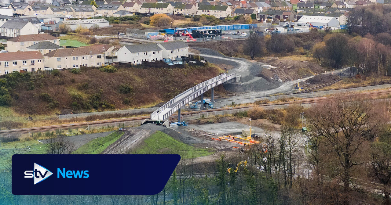 Milestone Fife bridge linking communities lifted into position | STV News