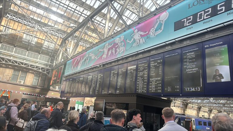 Glasgow Central rush hour travel disruption after 'fault' | STV News