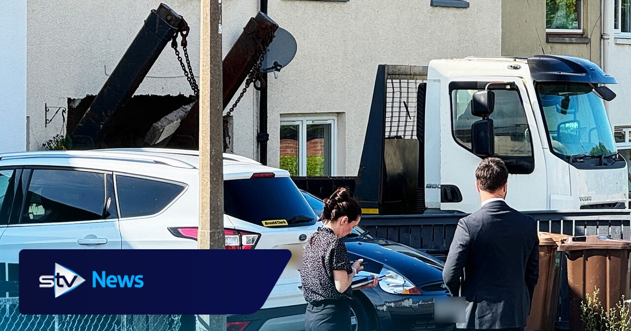 Edinburgh Road reopens after skip lorry crashes into living room | STV News