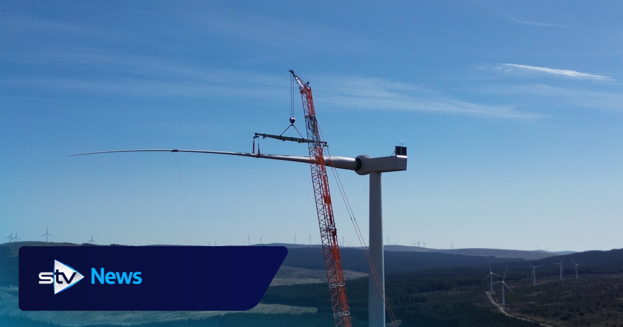 Record-breaking 80m turbine blades arrive at wind farm | STV News