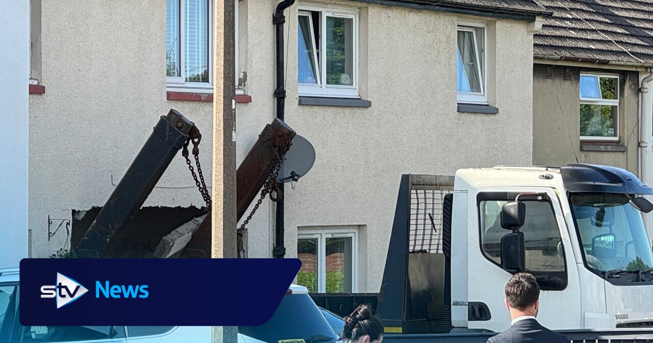 Skip lorry smashes into Edinburgh home destroying front door | STV News